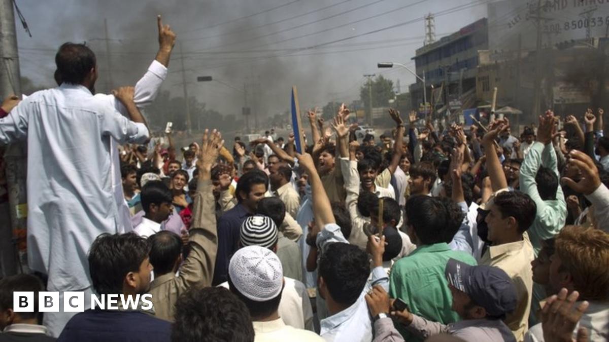 Fresh anti-Islam film protests in Muslim countries - BBC News