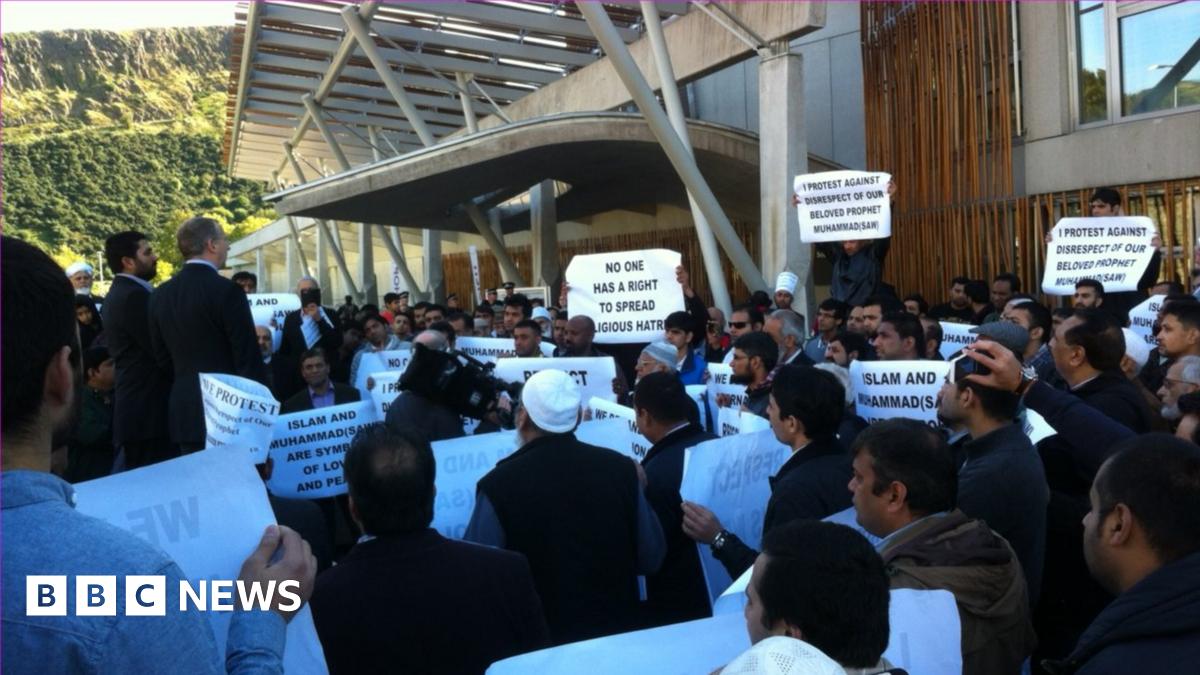 Muslims in Scottish Parliament film protest - BBC News