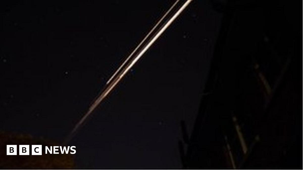 'Meteor' sightings across Scotland prompt 999 calls - BBC News