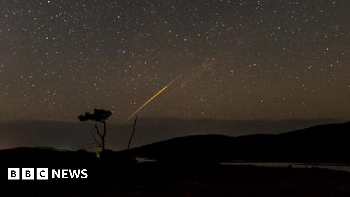 'Meteors' sighted in skies across UK - BBC News