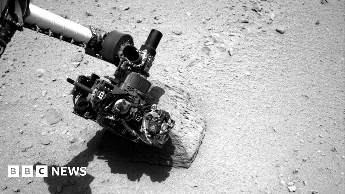 Mars rover examines rock close up - BBC News