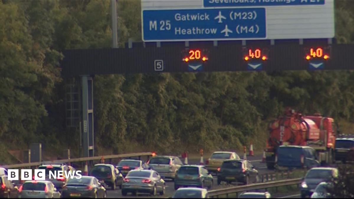 M25 closed in Kent after pedestrian dies at crash scene - BBC News