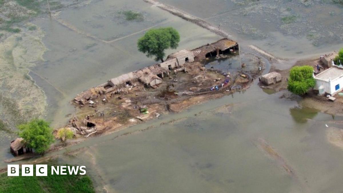 Pakistan floods: Tens of thousands made homeless - BBC News