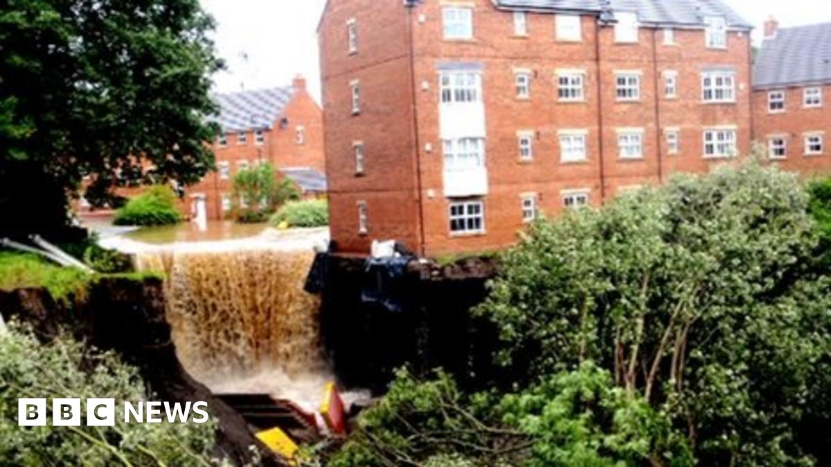 More Newburn flood-hit residents told to leave by council - BBC News