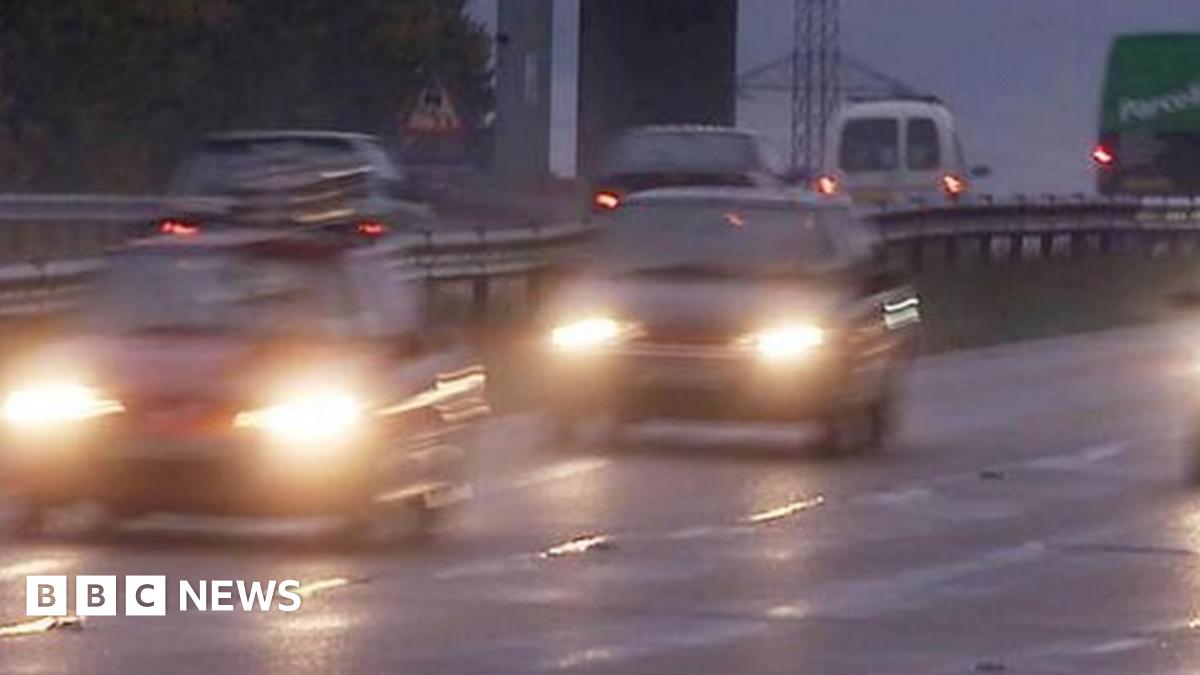 M6 lighting between junctions 15 to 16 is switched off - BBC News
