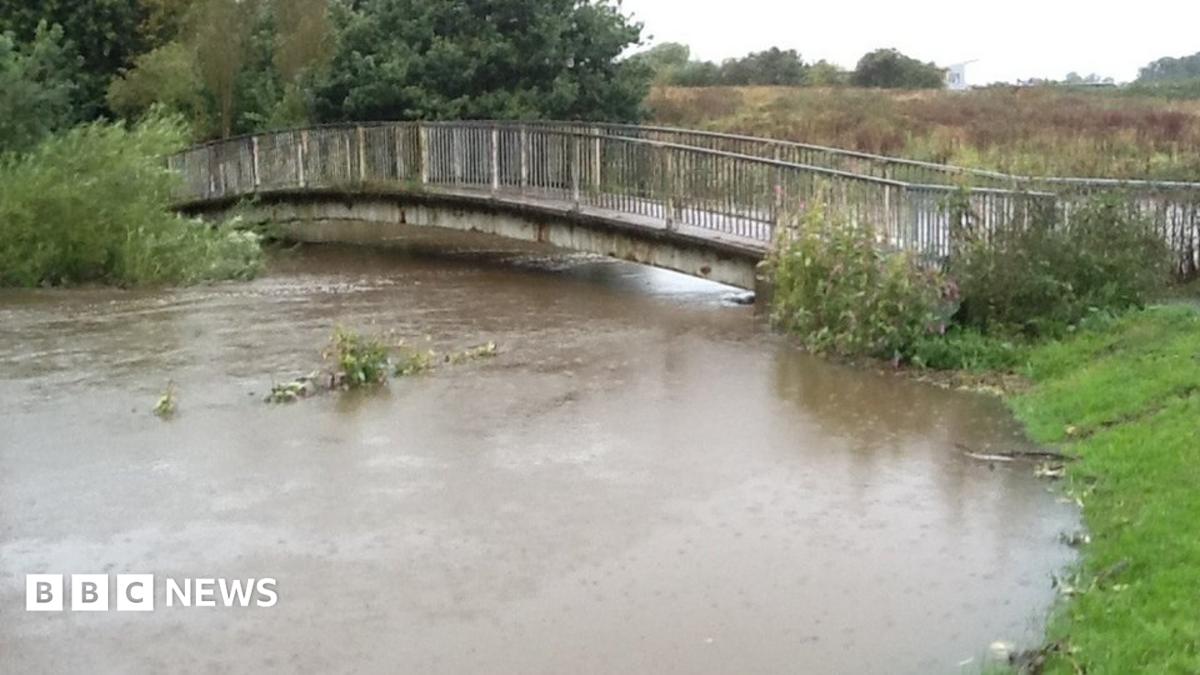Roads in Cheshire closed after flooding - BBC News