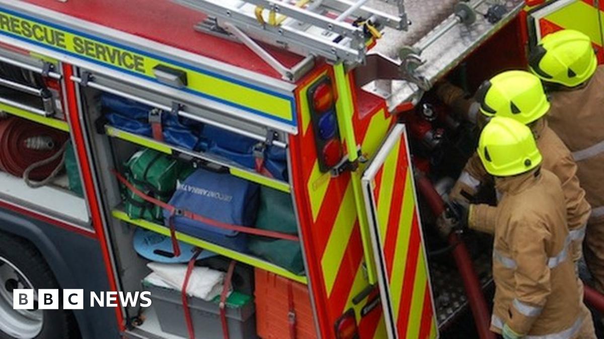 Six rescued from flat fire in Portree on Skye - BBC News