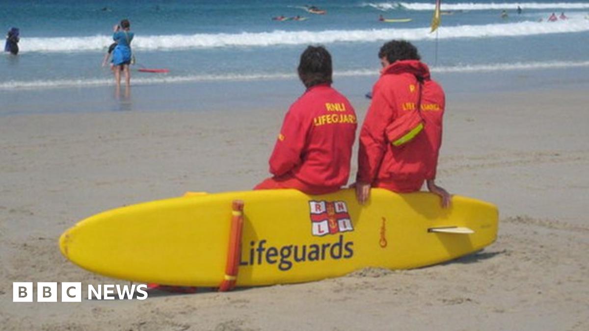 RNLI beach lifeguards extend Summerleaze cover - BBC News