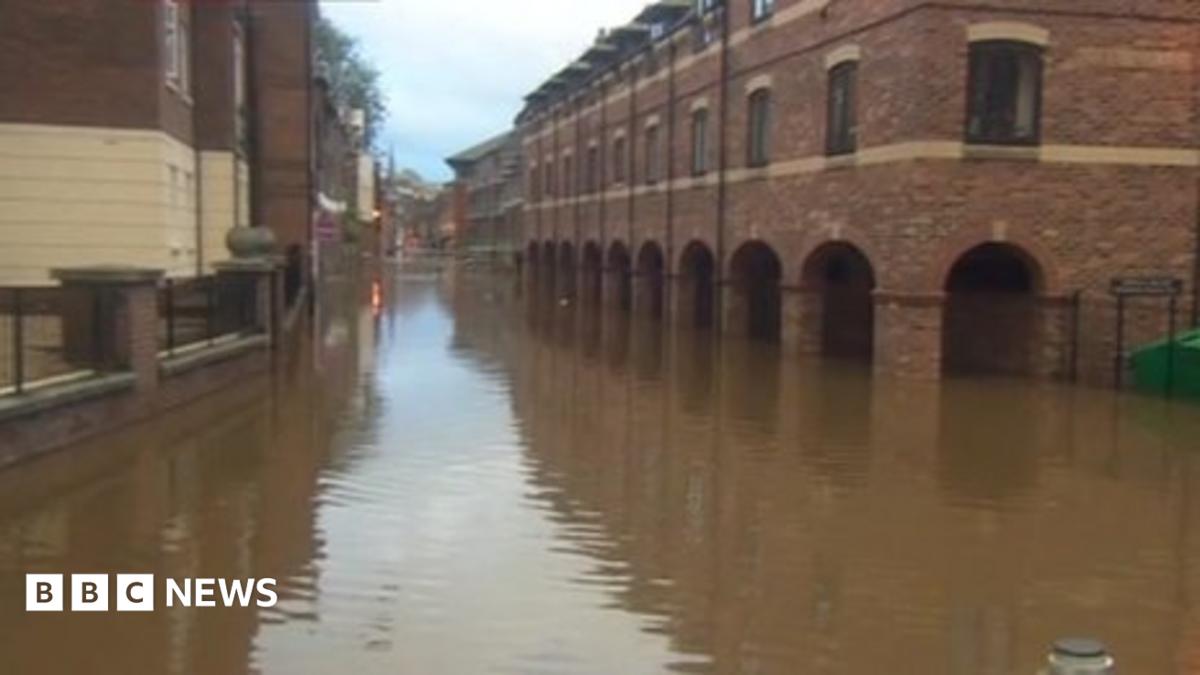 York homes flooded as River Ouse rises - BBC News