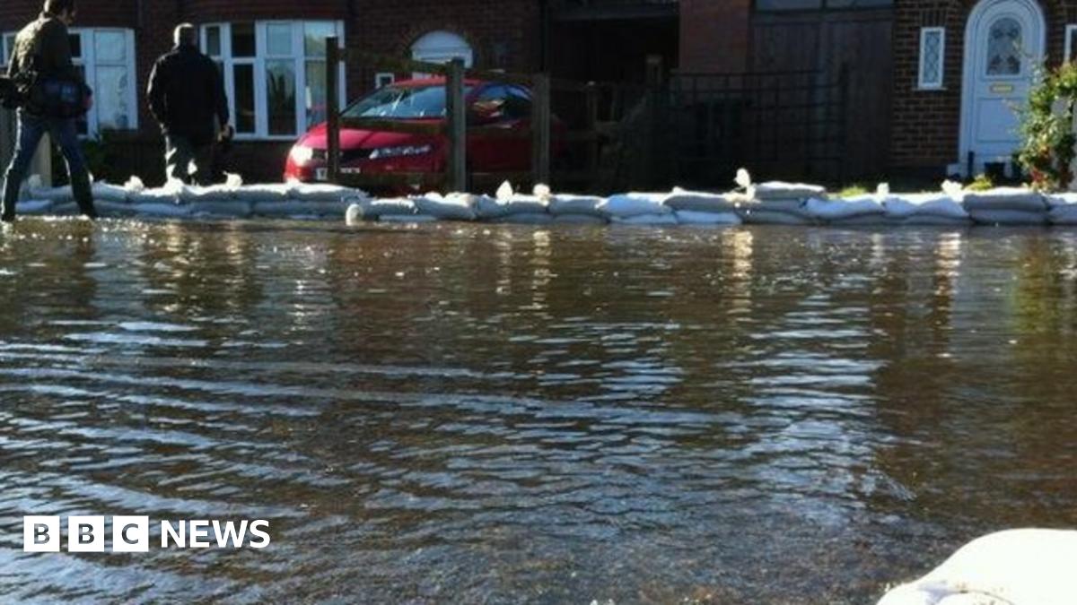 James Alexander criticises York flood defences delay - BBC News