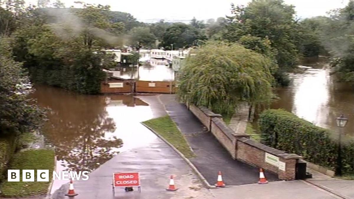 Flood warning remains for River Derwent in East Yorkshire - BBC News
