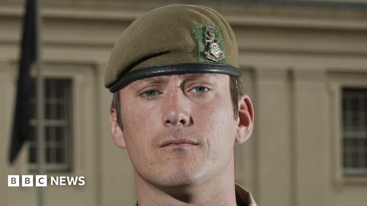 Leeds soldier Cpl Scott Dyson recognised for bravery - BBC News