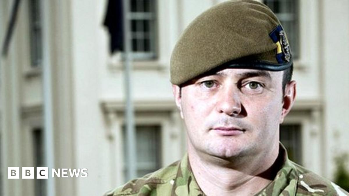 Manchester soldier Mark Moffitt honoured for bravery - BBC News
