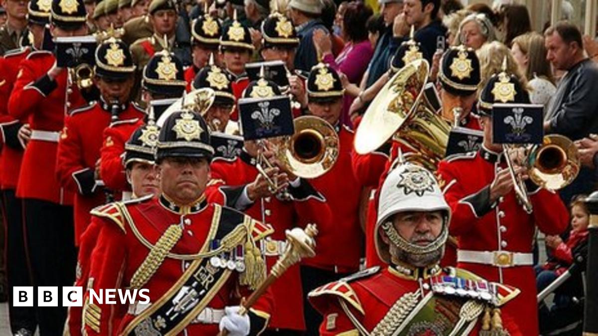 2nd Battalion The Royal Welsh: Soldiers in Bridgend march - BBC News