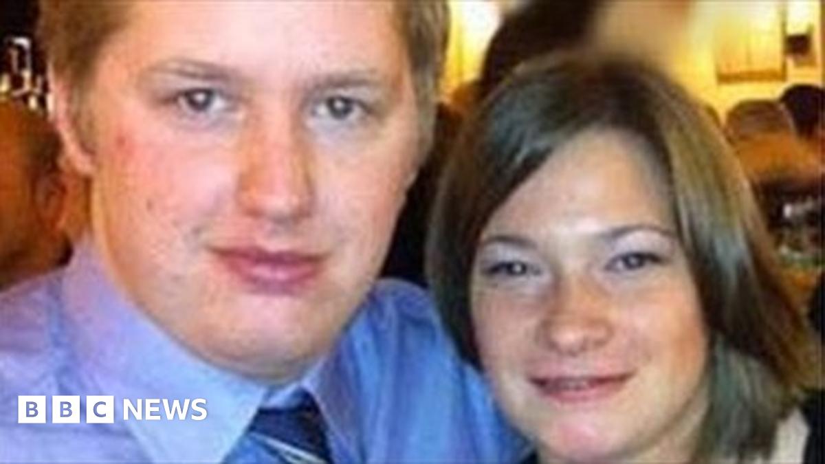 Ben Muskett: Pianists receive scholarship in teacher's memory - BBC News