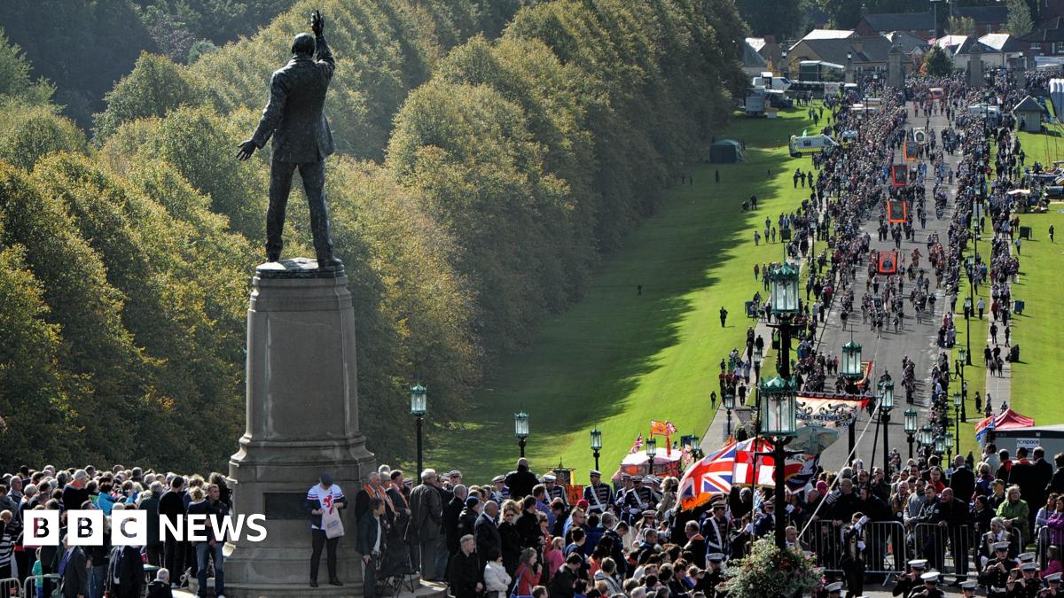Ulster Covenant: Thousands on centenary parade - BBC News