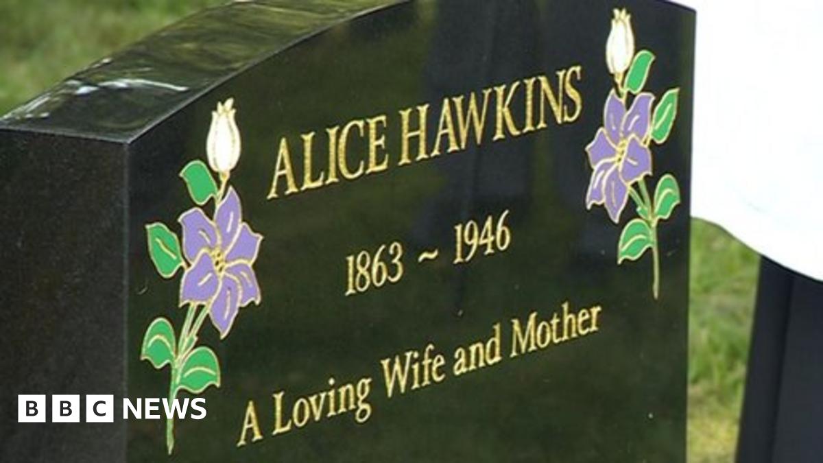 Memorial held for Leicester suffragette Alice Hawkins - BBC News