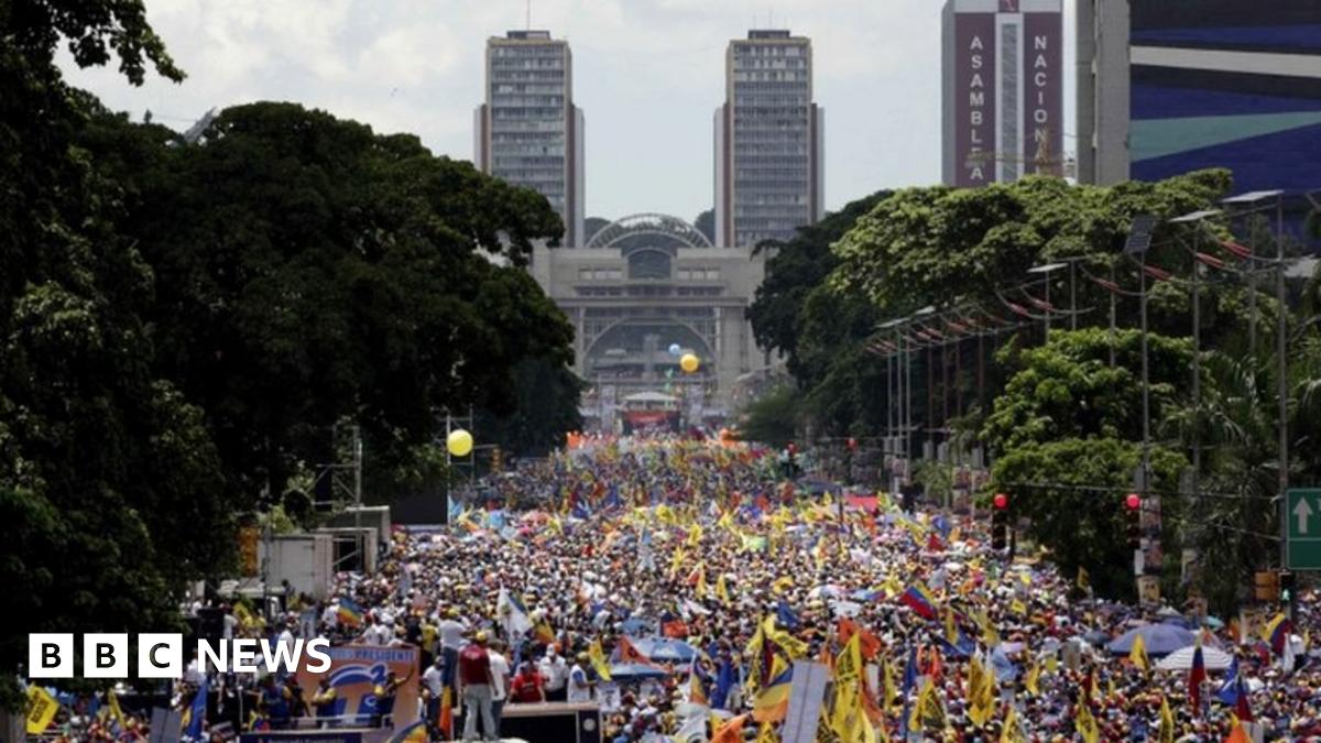 Chavez rival Henrique Capriles holds big election rally - BBC News