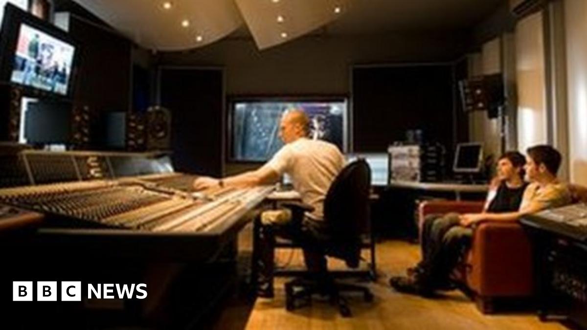 Ofcom awards Nottingham local TV licence again - BBC News