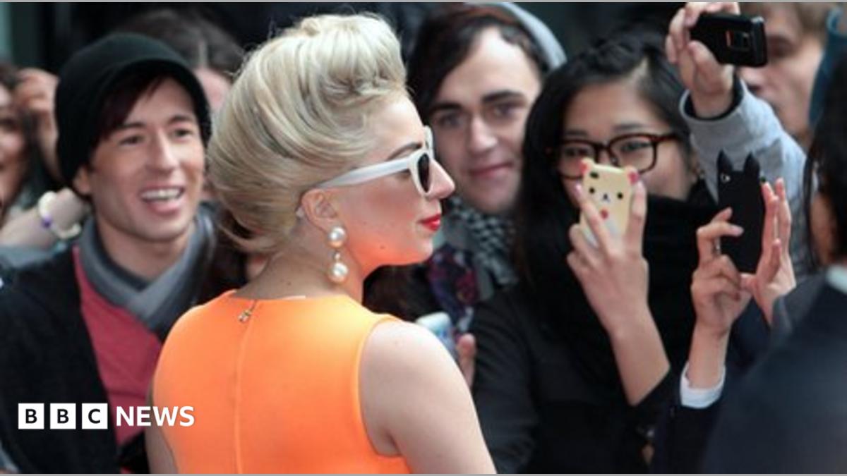 Lady Gaga first to pass 30 million Twitter followers - BBC News