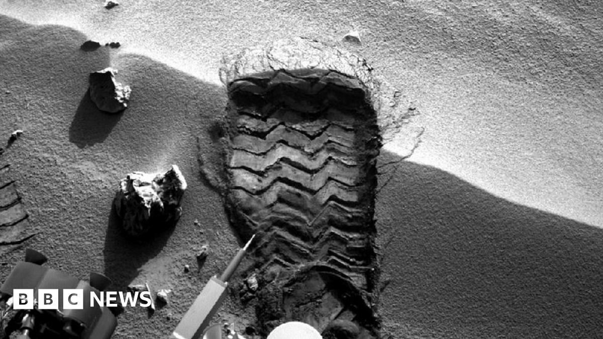 Nasa's Curiosity Mars rover to scoop sand sample - BBC News