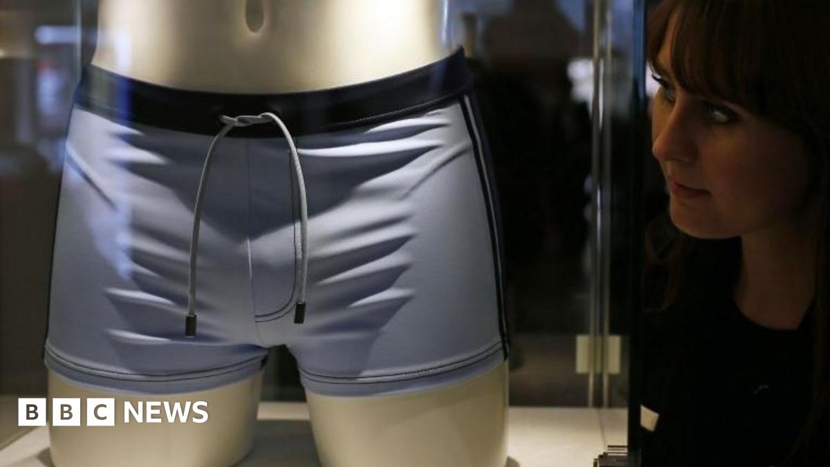 Daniel Craig's James Bond trunks fetch £44,450 at auction - BBC News