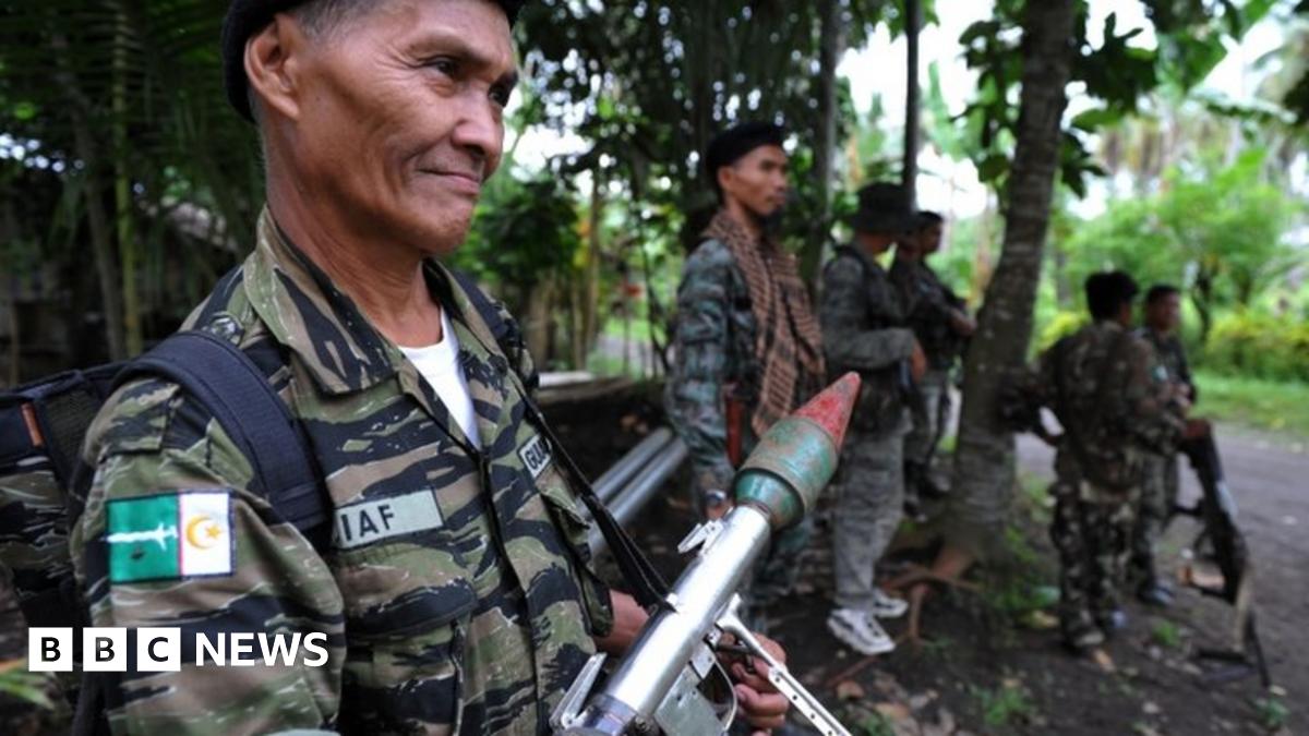 Philippines and Muslim rebels agree peace deal - BBC News