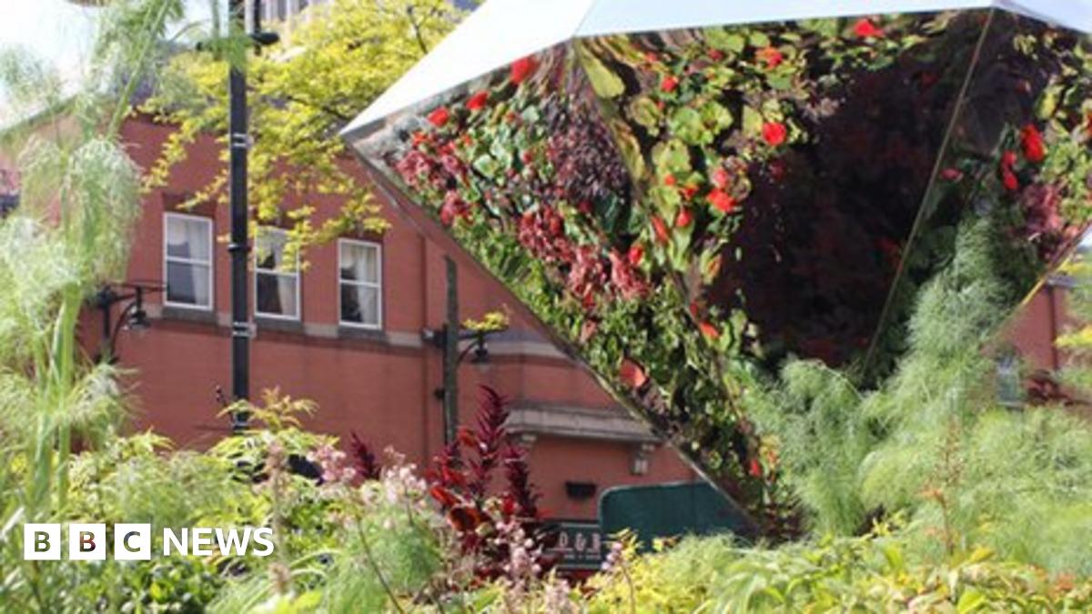 Oldham and Wigan win at Britain in Bloom awards - BBC News