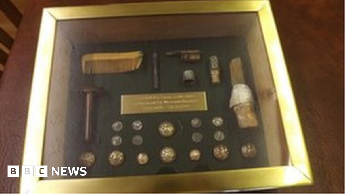 Cornish family given World War II soldier's possessions - BBC News