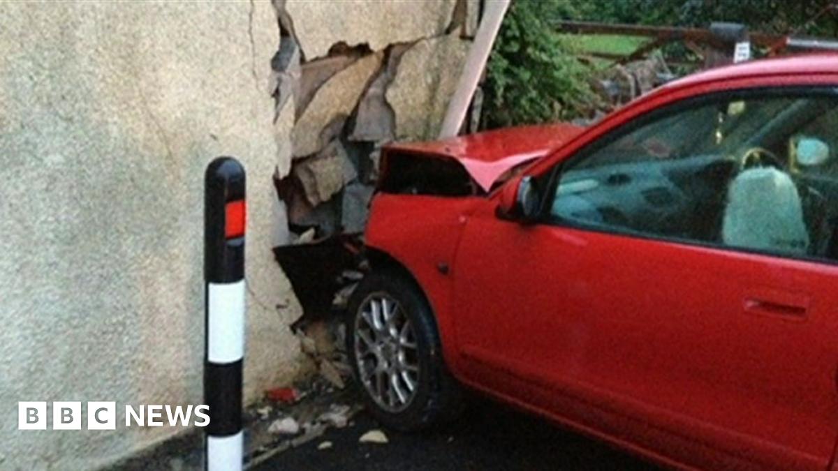Car crashes into house near Yate - BBC News