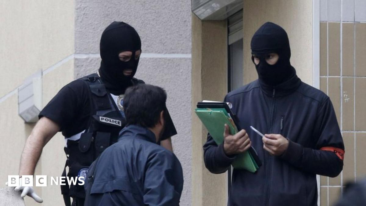 France 'uncovers biggest bomb plot in years' - BBC News