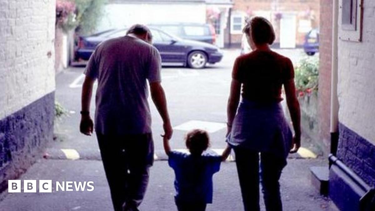 Tory MP Mark Field criticises child benefit cut for better off - BBC News