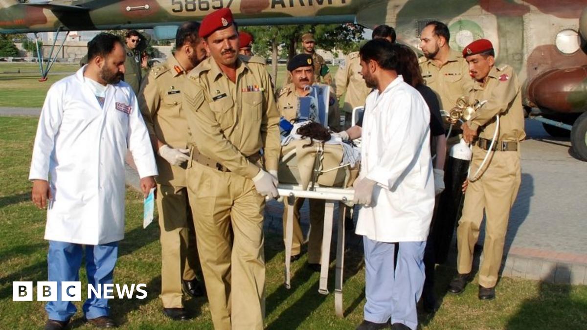 Malala Yousafzai: Shot Pakistan girl moves hospitals - BBC News