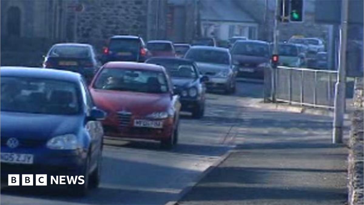 Bontnewydd-Caernarfon bypass route U-turn by minister - BBC News