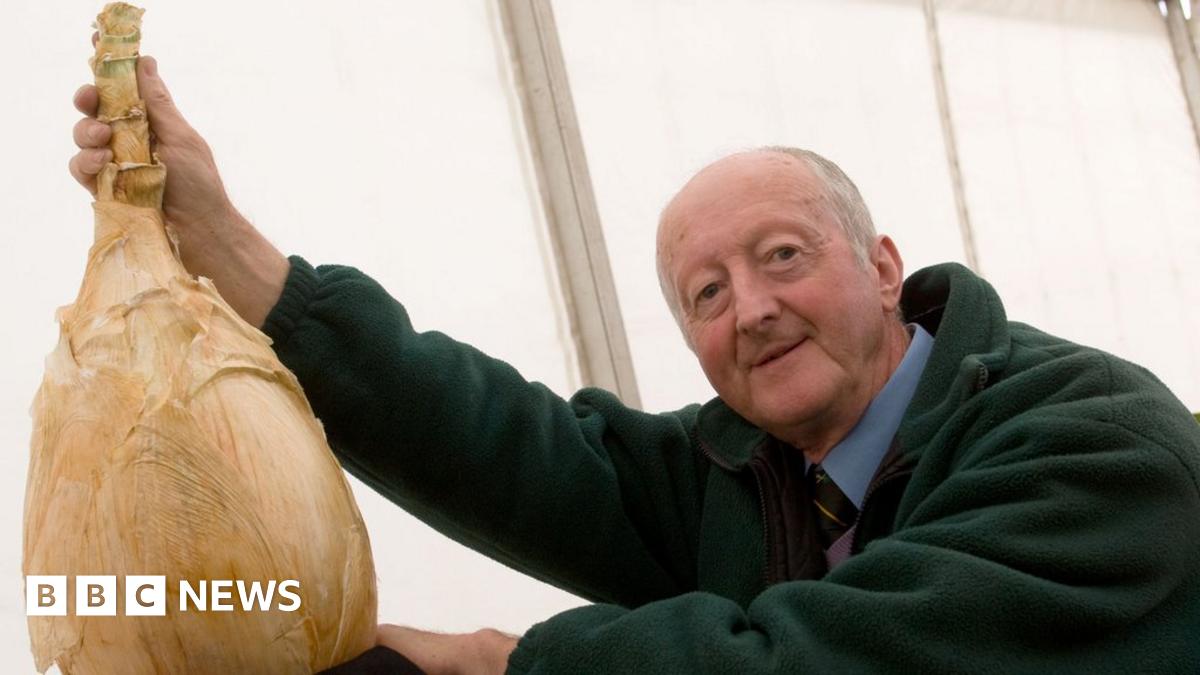 Giant vegetables fail to break records at Peterborough show - BBC News