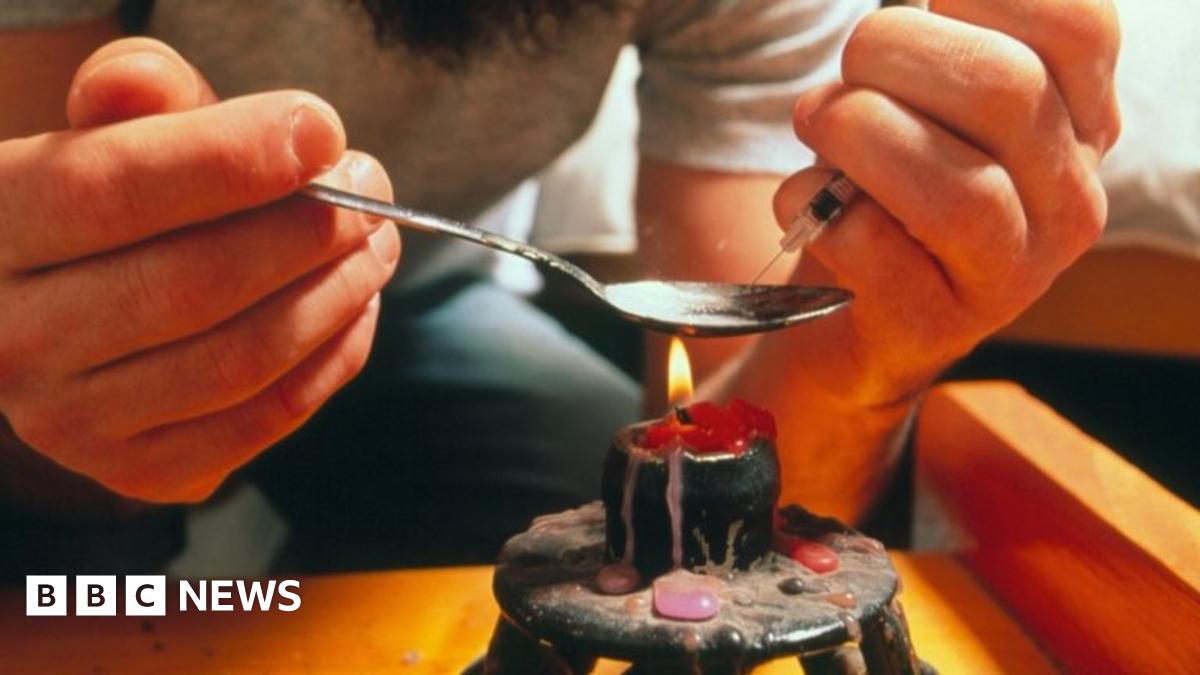 Possessing small amount of drugs 'should not be crime' - BBC News