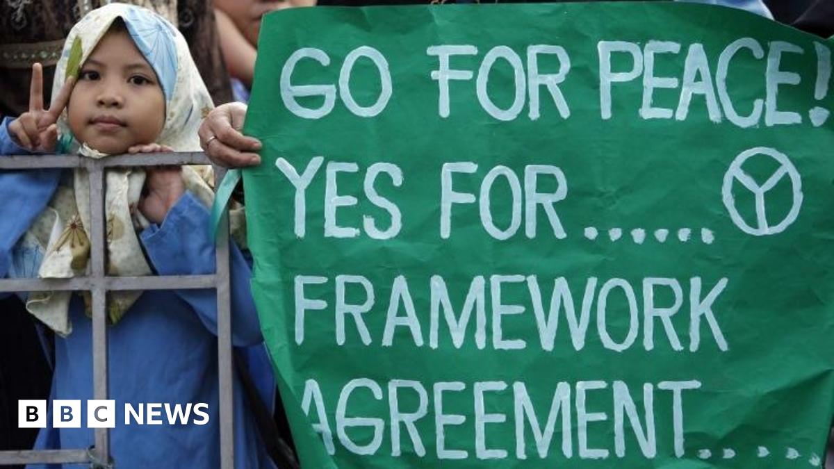 Philippines and Muslim rebels sign key peace plan - BBC News