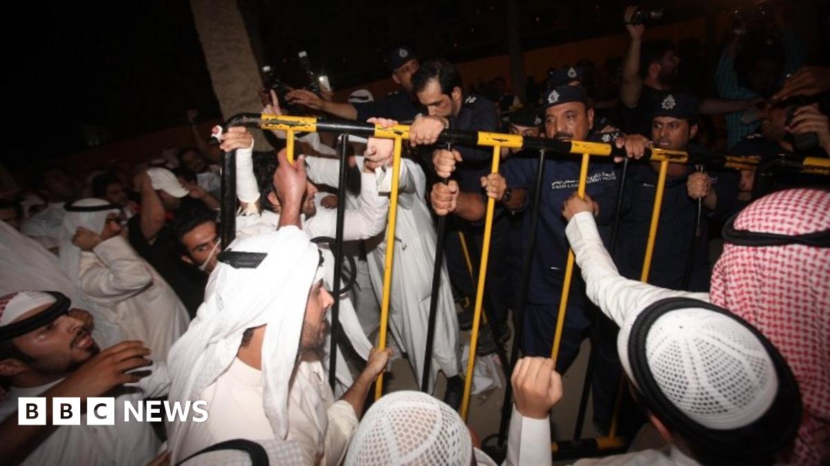 Kuwait's emir warned at opposition protest - BBC News