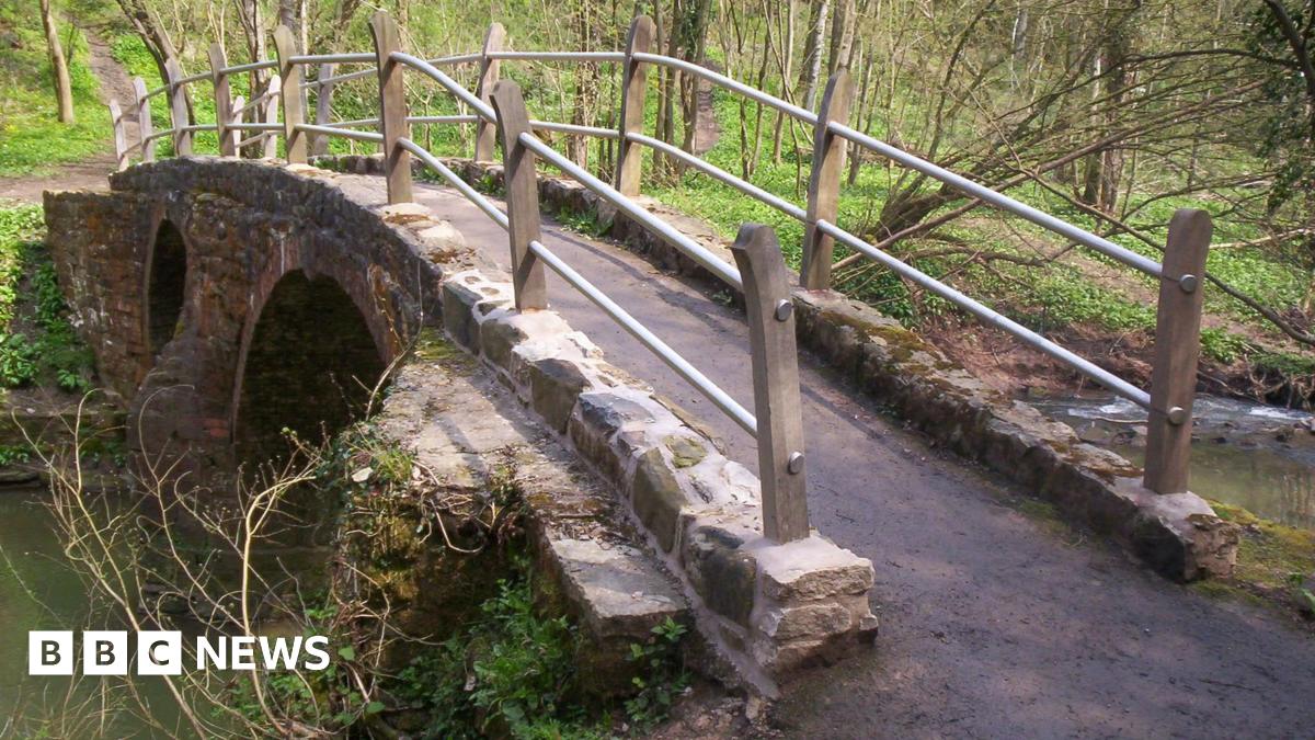 New England's Donkey Bridge shut as floods leave it unsafe - BBC News