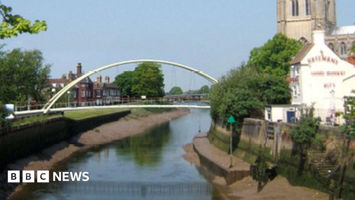 New Boston bowstring footbridge plans lodged - BBC News