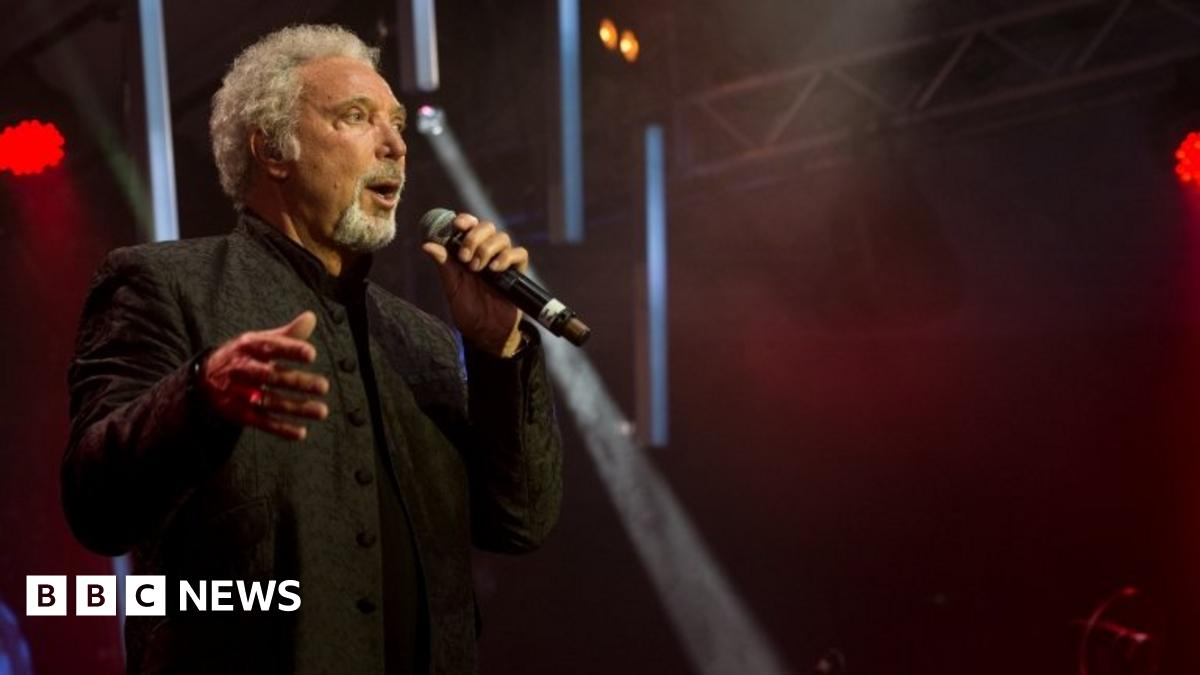 Sir Tom Jones's words form part of Pontypridd regeneration - BBC News
