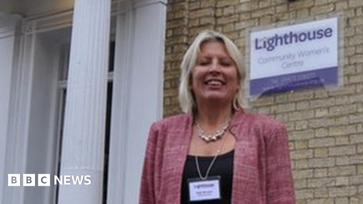 Lighthouse Women's Aid charity opens Ipswich centre - BBC News
