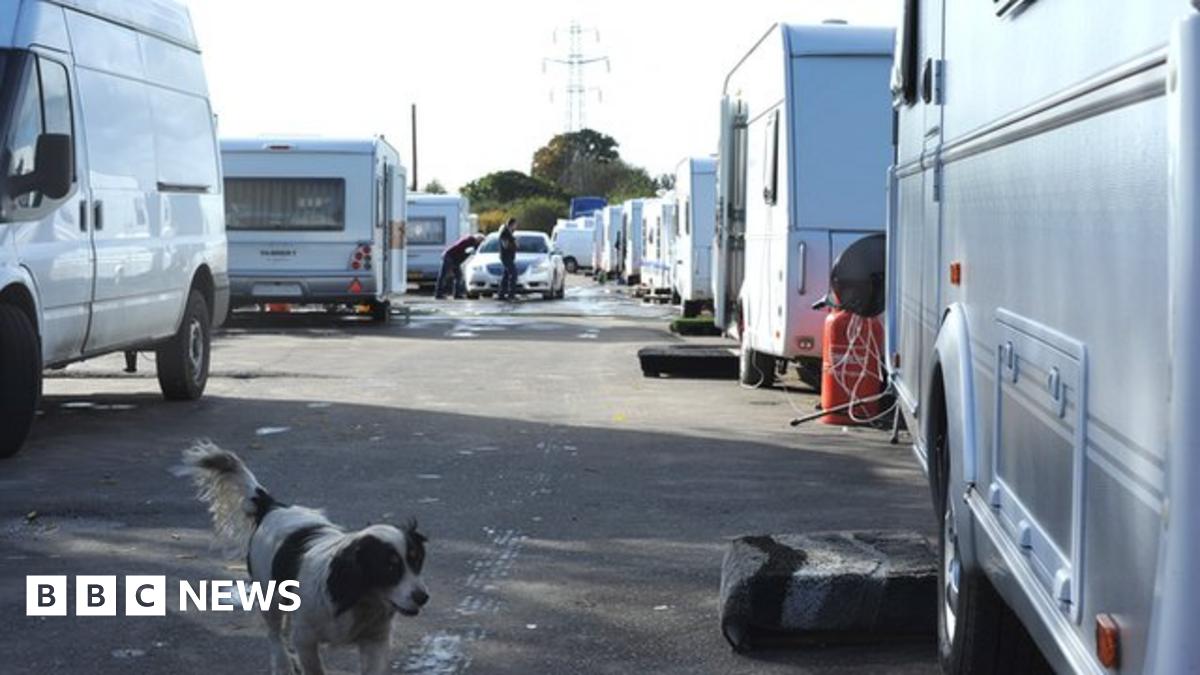 Dale Farm: Basildon Council considering further action - BBC News