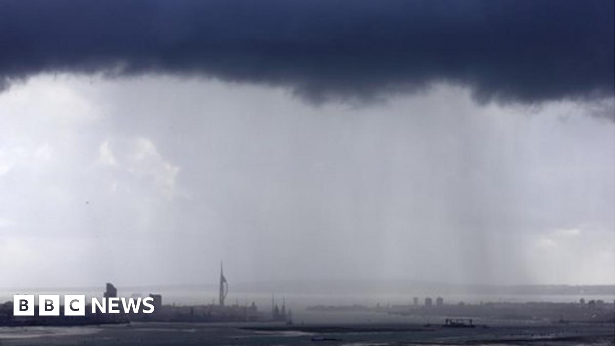 UK experiences 'weirdest' weather - BBC News