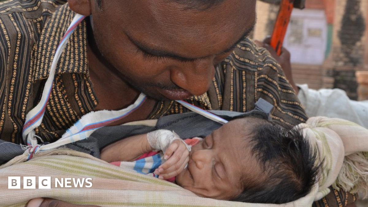 Indian rickshaw-puller forced to take baby to work - BBC News