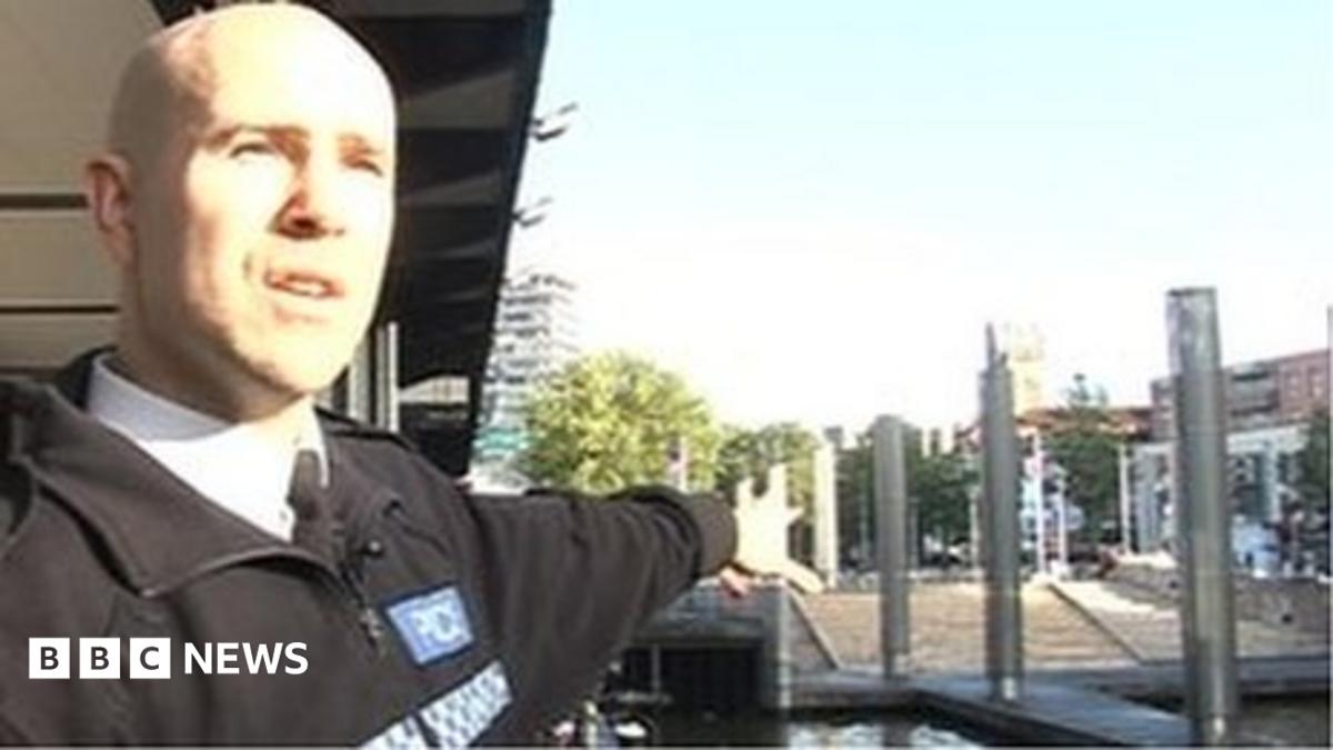 Bristol police officer wins bravery award - BBC News