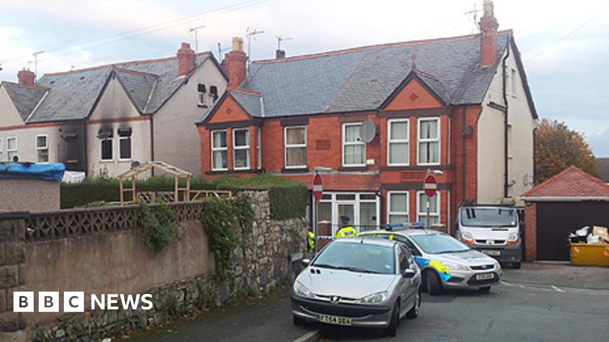 Neighbours in Prestatyn fire tried rescue attempt - BBC News