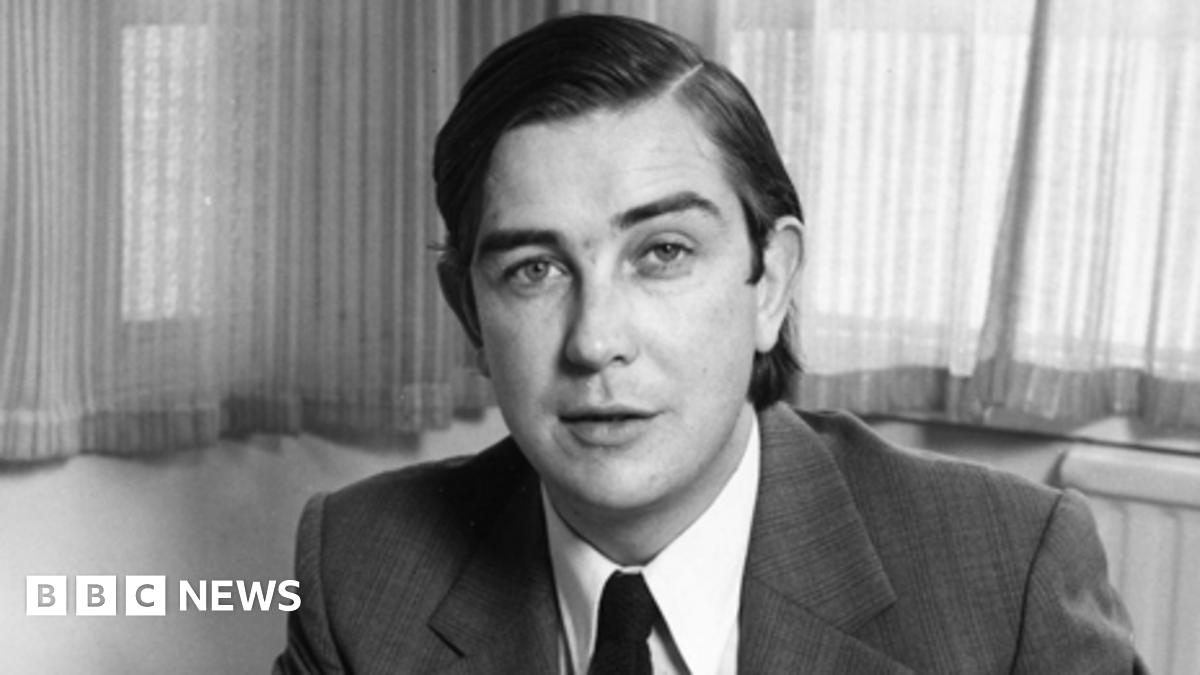 Owen Roberts: Former BBC Wales news chief dies - BBC News