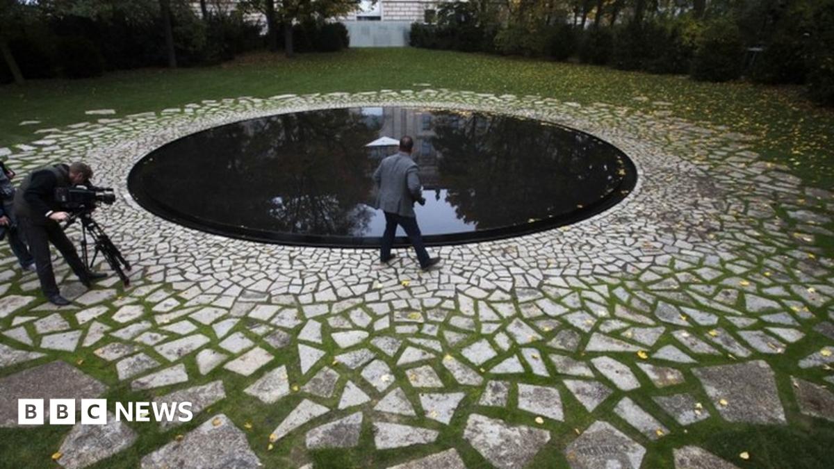 Merkel opens Roma Holocaust memorial in Berlin - BBC News