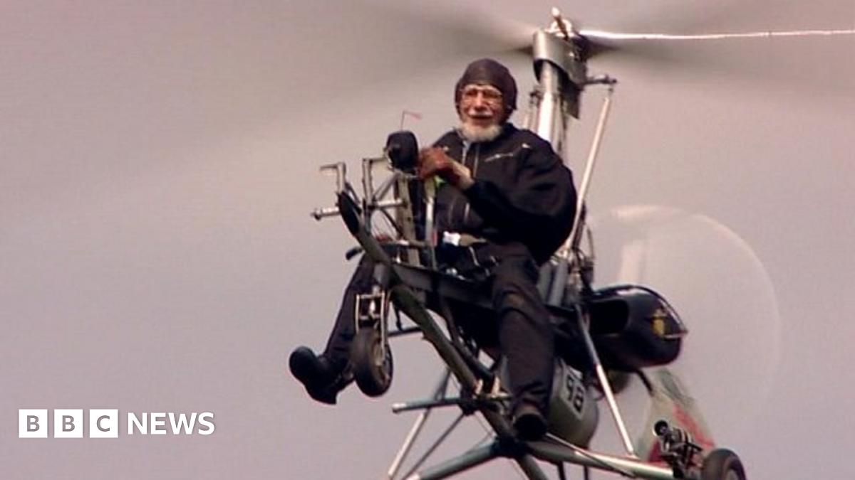 James Bond stunt pilot Ken Wallis honoured - BBC News